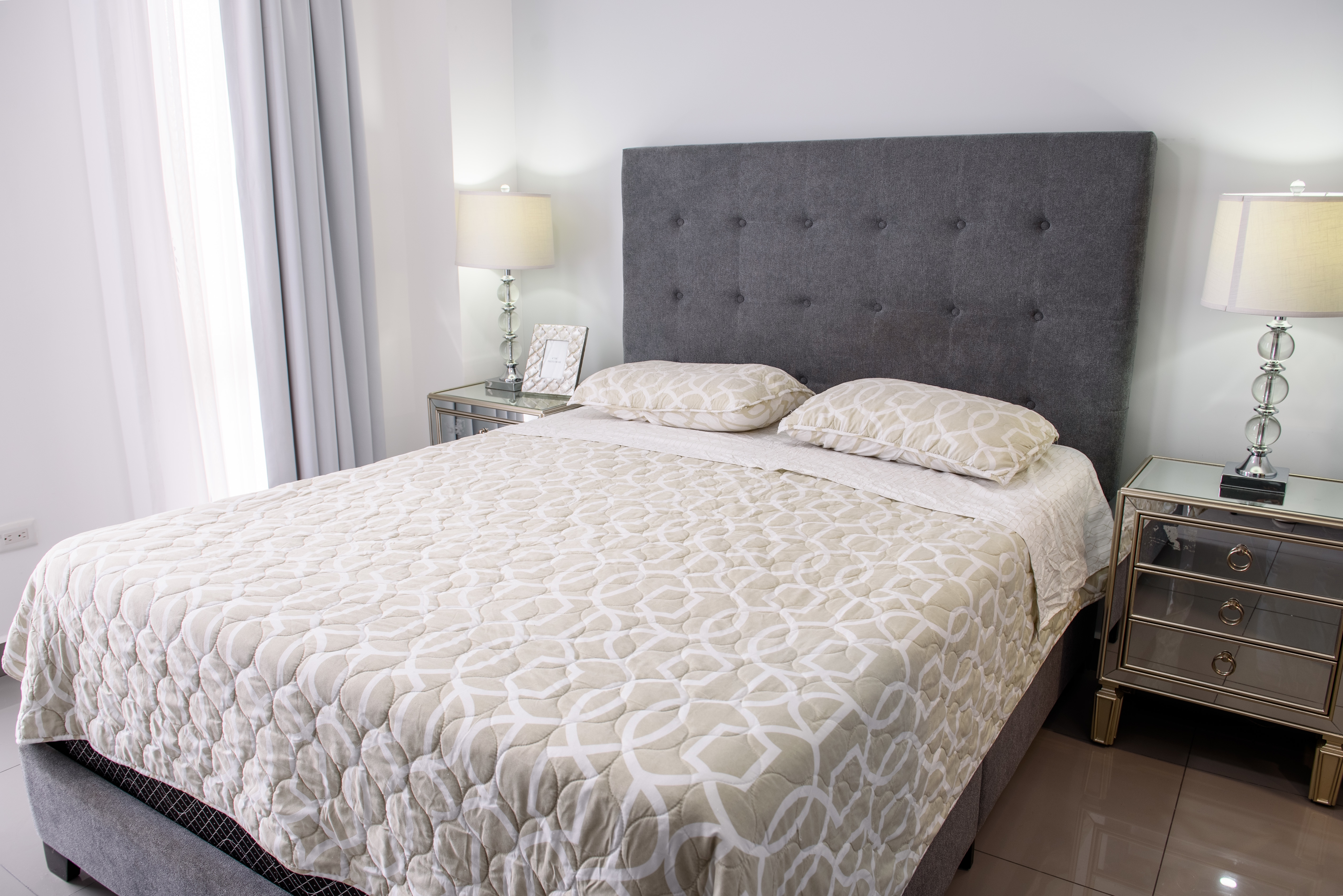 How to Choose the Perfect Queen Bed Frame for Your Bedroom Size - The ...